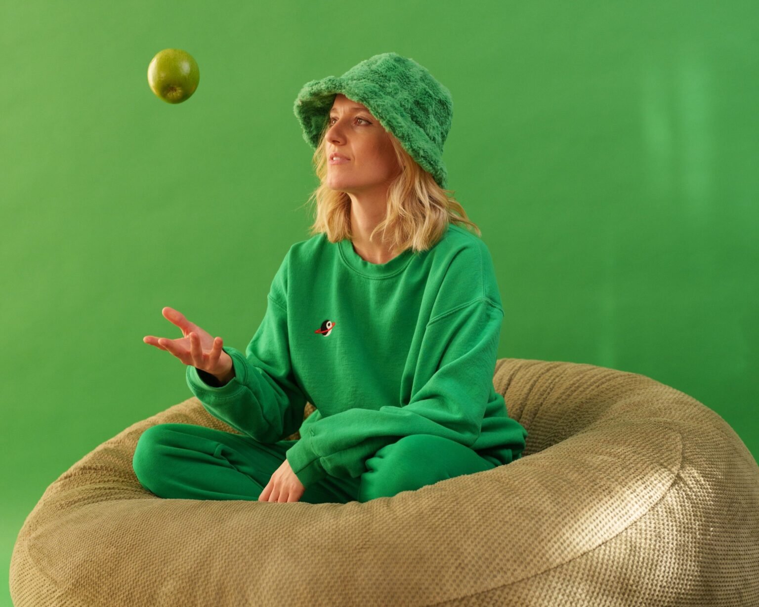 Phoebe Katis celebra la belleza de no tenerlo todoresuelto en su álbum ...